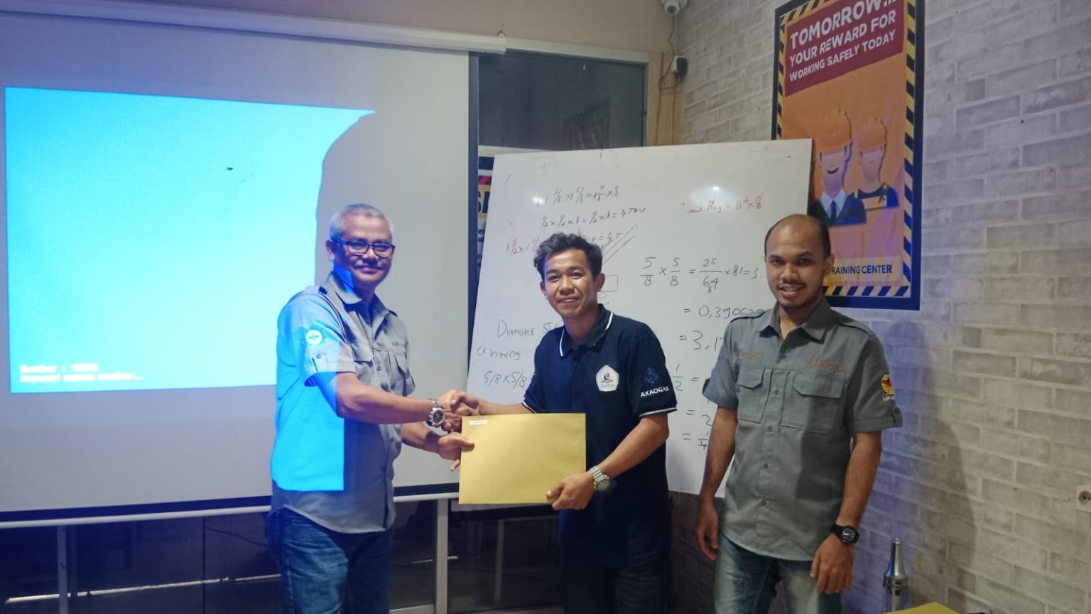 PENYERAHAN SERTIFIKAT KOMPETENSI KEPADA PESERTA DARI KARYAWAN PT. ALTUS ...