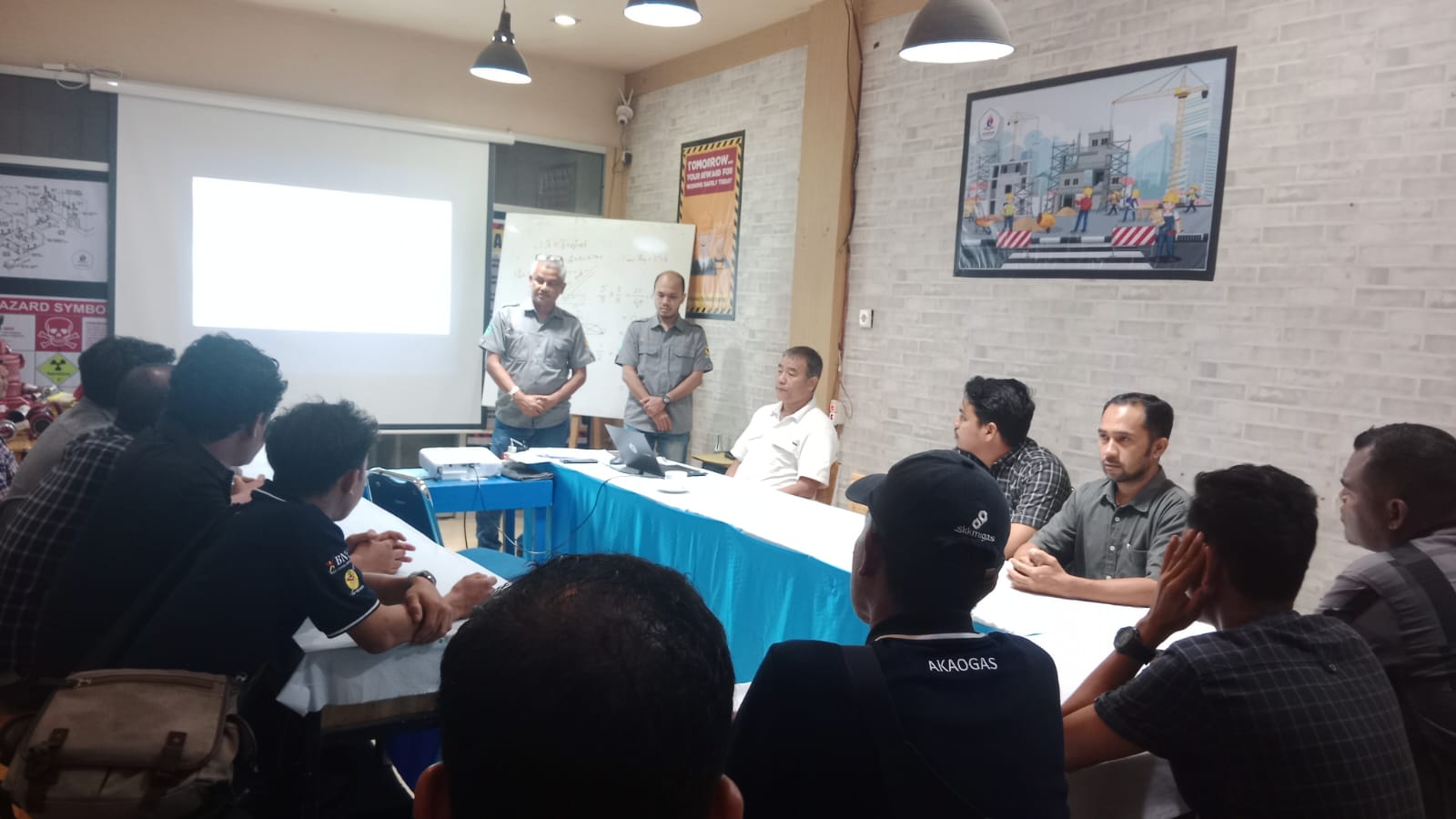 PENYERAHAN SERTIFIKAT KOMPETENSI KEPADA PESERTA DARI KARYAWAN PT. ALTUS ...