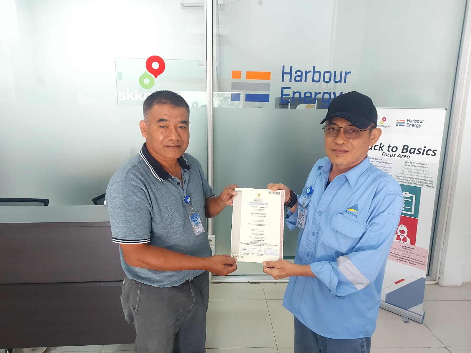 PENYERAHAN SERTIFIKAT KOMPETENSI KEPADA PESERTA DARI KARYAWAN PT. ALTUS ...